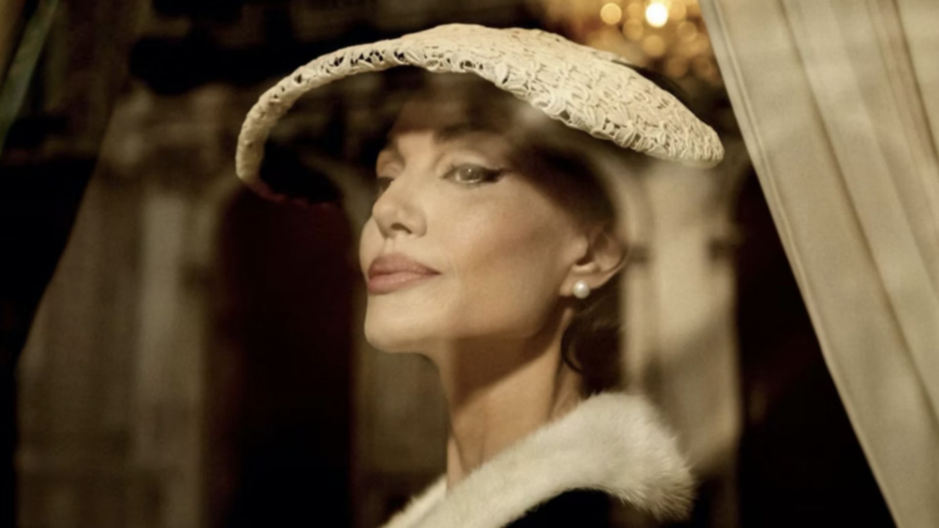 Angelina Jolie kruipt in de huid van legendarische zangeres in nieuwe ...